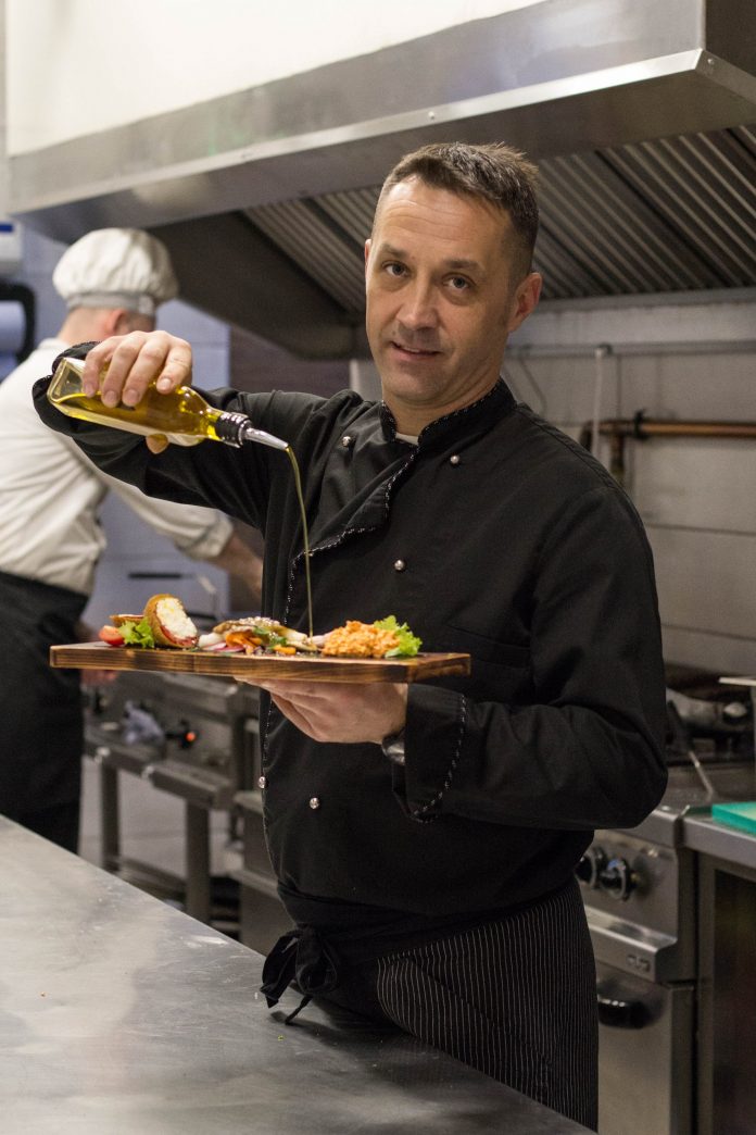 Najbolji srpski aranžer hrane, kuvar Dejan Šutanovac: Jelo se jede i ...